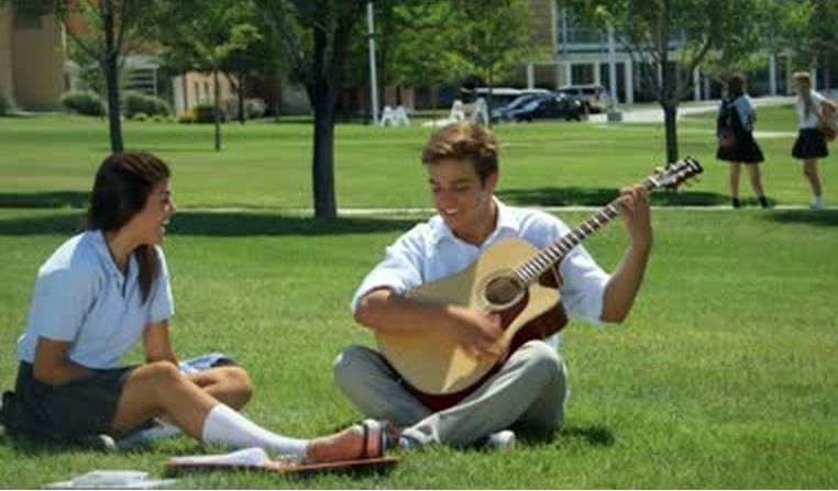 9 Tips Cepat Belajar Gitar untuk Pemula, Tanpa Kursus!