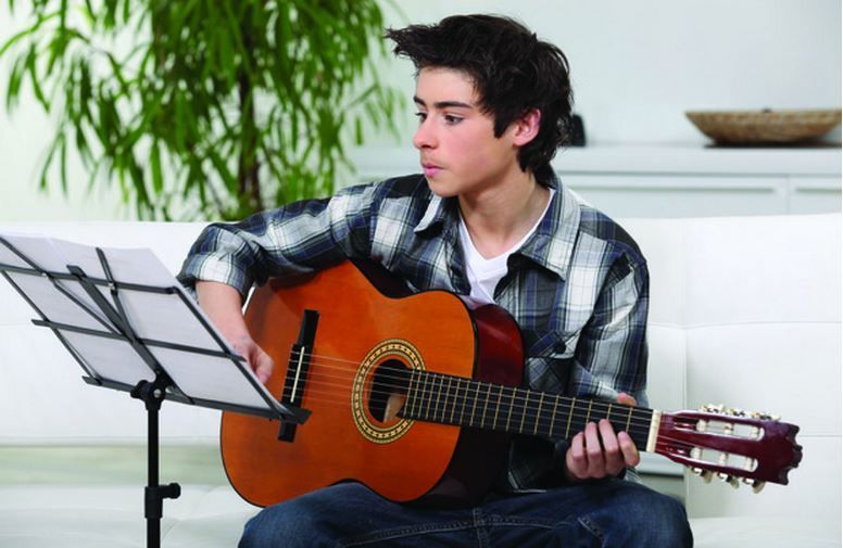 9 Tips Cepat Belajar Gitar untuk Pemula, Tanpa Kursus!