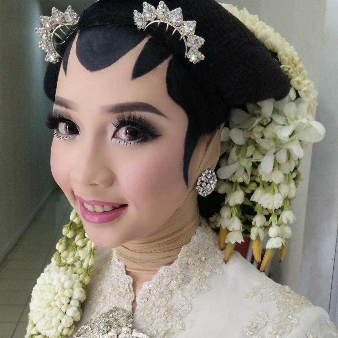 Inspirasi Makeup Paes Untukmu yang Berhijab! Walau Tertutup, Masih Bisa ...