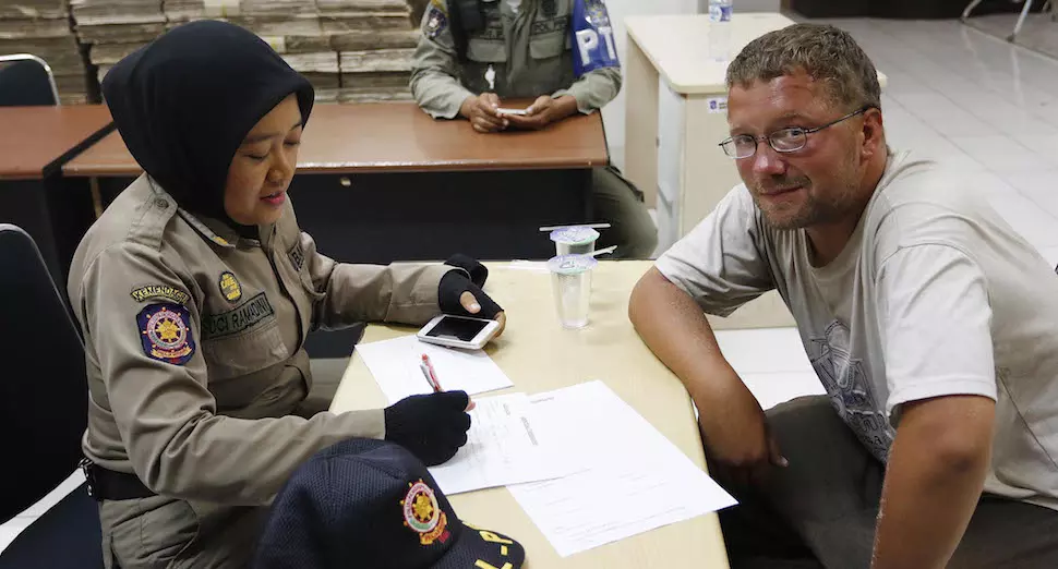 Benjamin Holst, Bule Jerman yang Mengemis Buat Senang-senang. Akhirnya ...