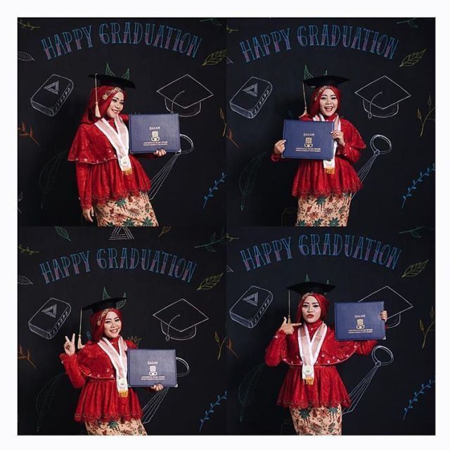 15 Gaya Foto Wisuda Sendiri & Bersama yang Keren Terbaru