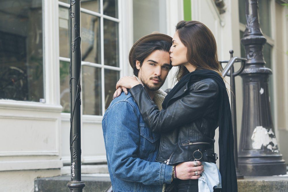 7 Ciri-Ciri Cowok Cuek Suka Sama Kita tapi Gengsi