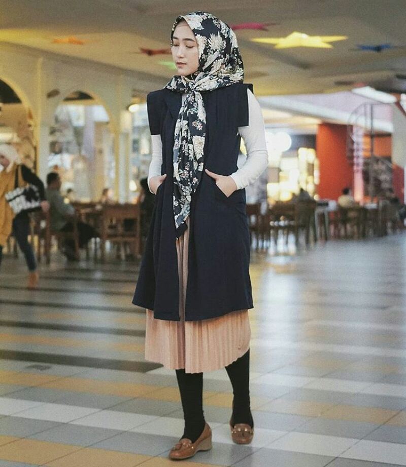 12 Inspirasi Rok Rempel Untukmu yang Berhijab. Inilah Kunci Tampil ...