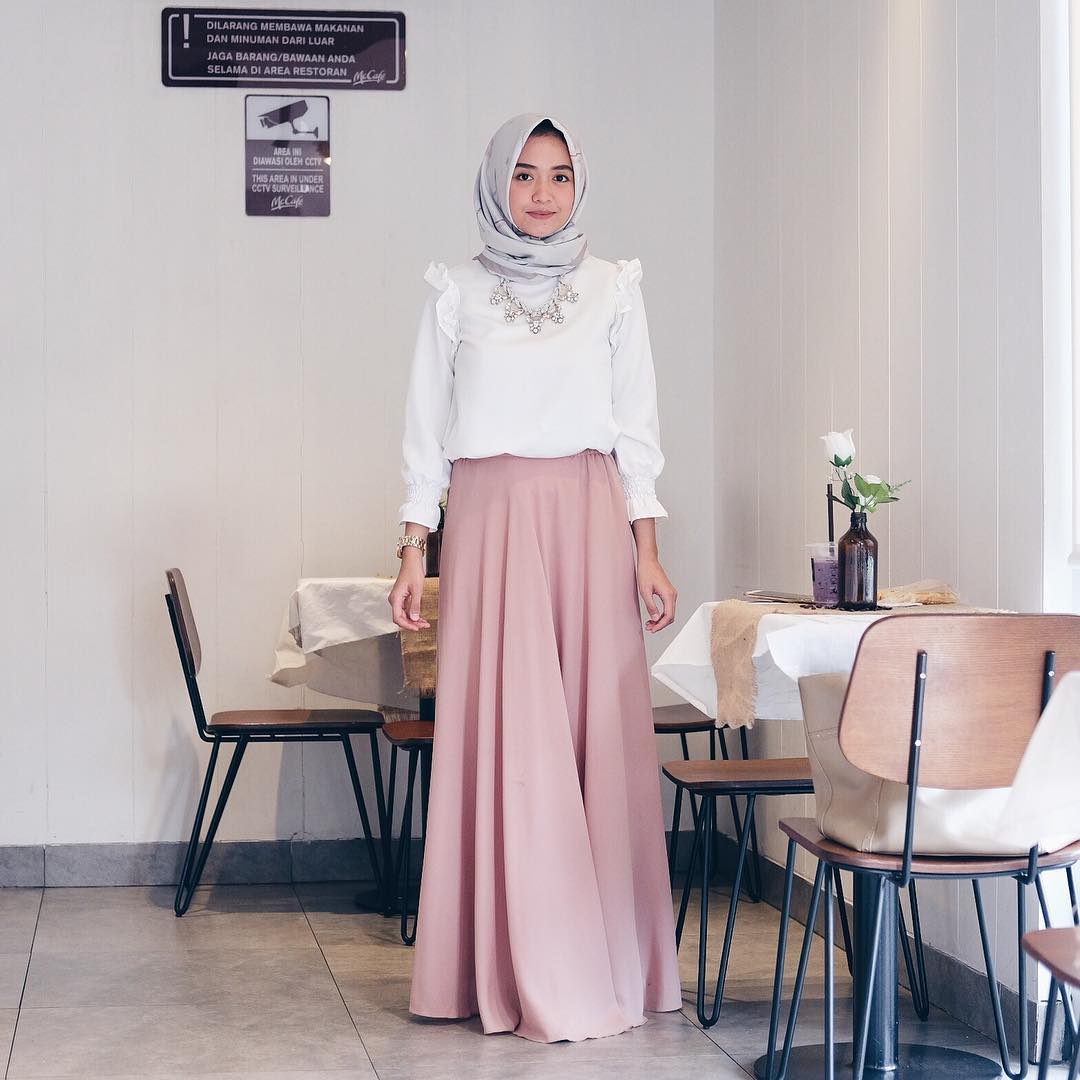 12 Inspirasi Outfit Pendamping ke Wisuda Pacar