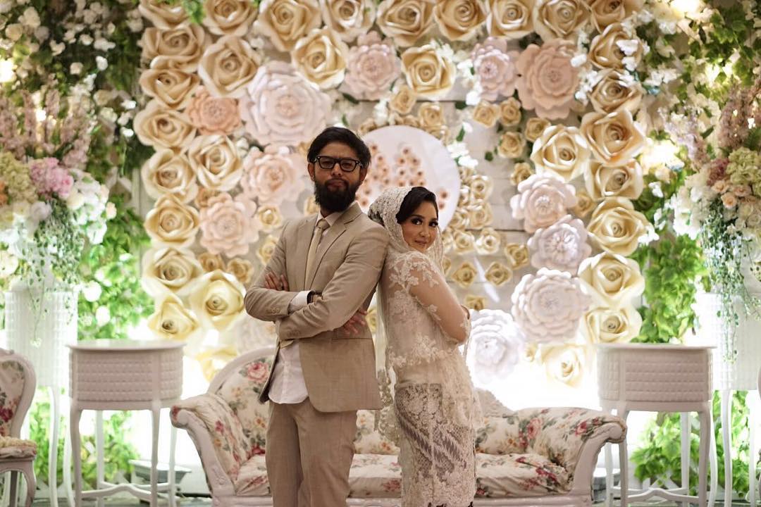 Tren Bunga Kertas untuk Backdrop Lamaran atau Pelaminan yang Manis ...