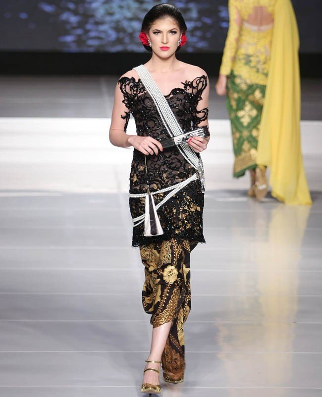 14+ Ide Selendang Sampiran di Bahu buat Padanan Kebaya. Anggun dan ...