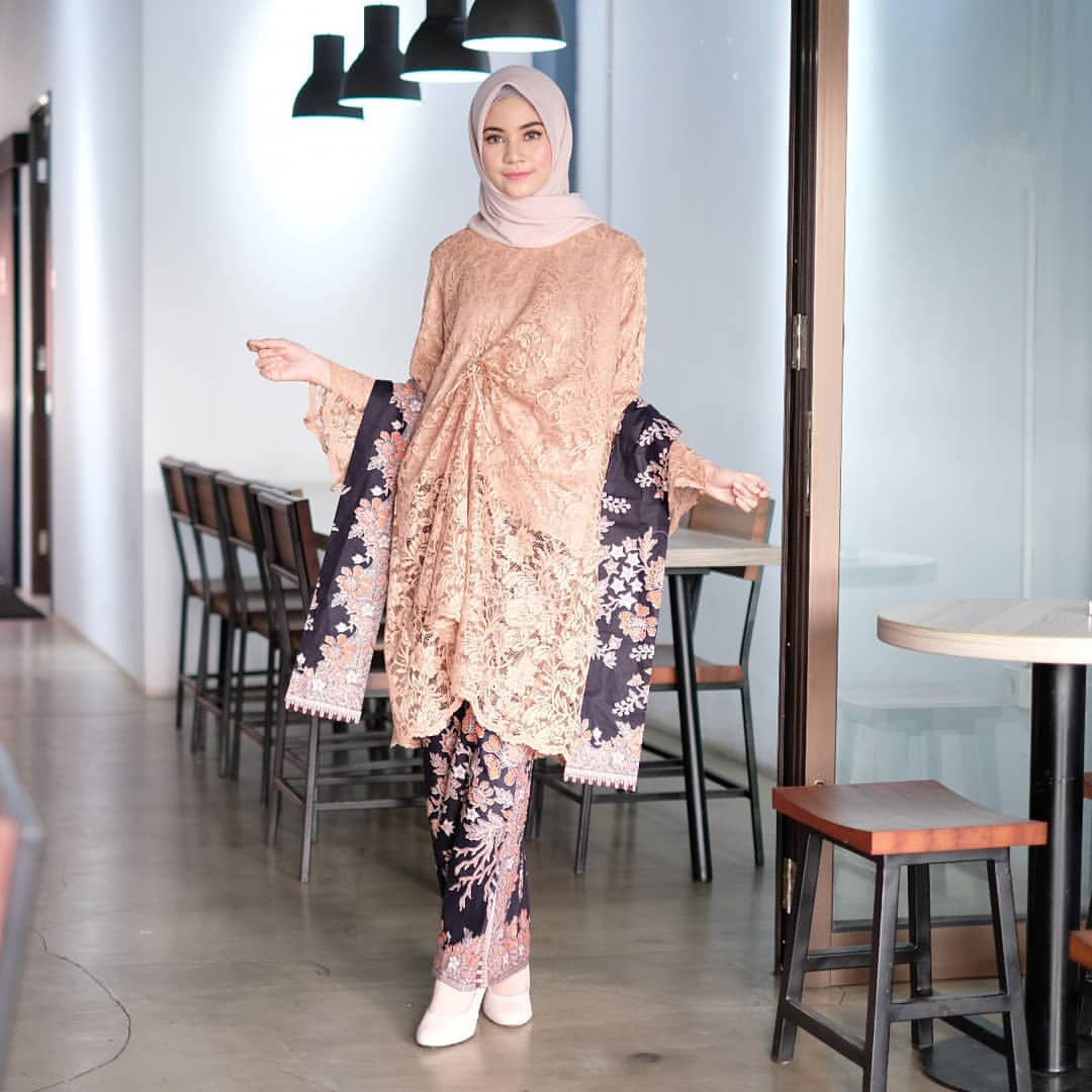 14+ Ide Selendang Sampiran di Bahu buat Padanan Kebaya. Anggun dan ...