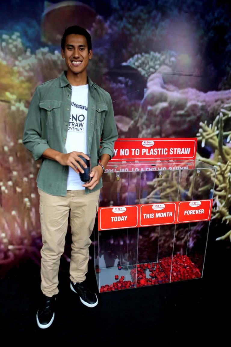 Ada Instalasi Dari Sampah Kemasan di KFC Paramount Serpong. Bentuk KFC ...