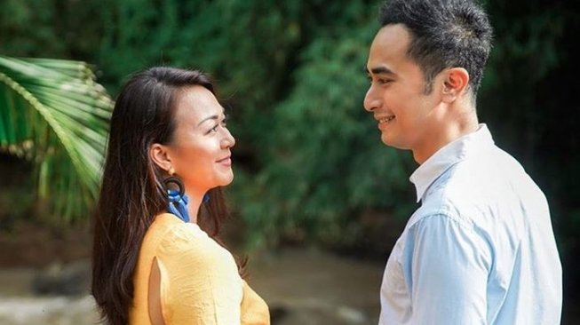 Lebih Sewindu Menikah, Pasangan Artis Ini Masih Tetap Bahagia dan Mesra Meski Belum Punya Anak