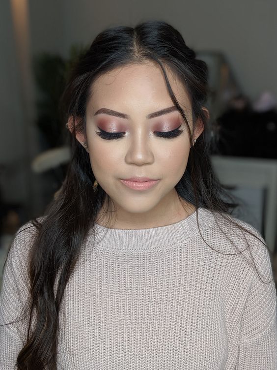 9 Contoh Realistis Make-up Wisuda Natural Sampai Bold yang Bisa ...