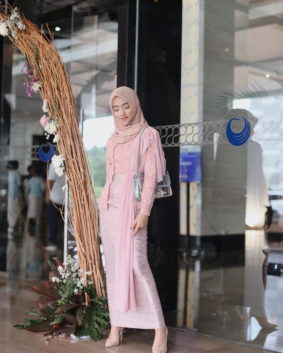 10 Model Kebaya Pink yang Juga Cantik Dipakai Penyuka Warna Gelap ...