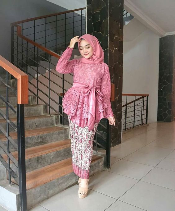 10 Model Kebaya Pink yang Juga Cantik Dipakai Penyuka Warna Gelap ...