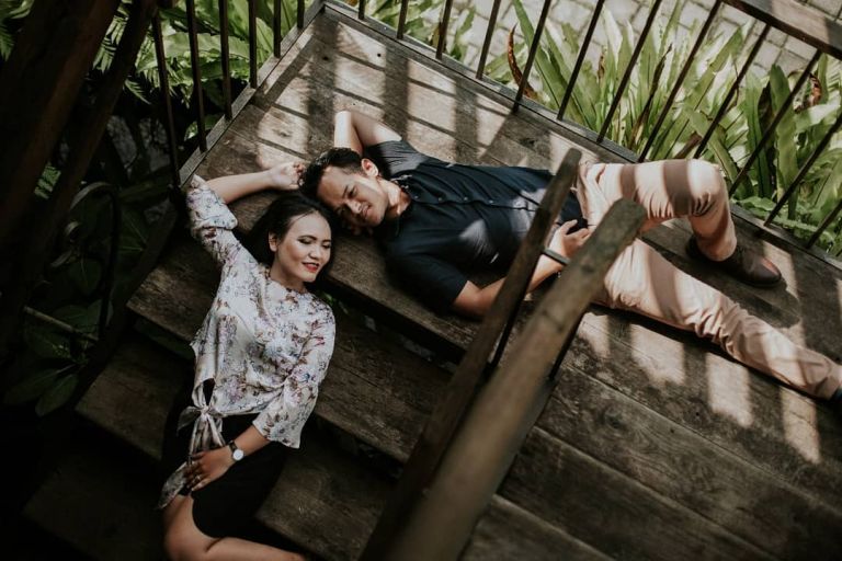 13+ Ide Pose Prewedding Keren di Tangga