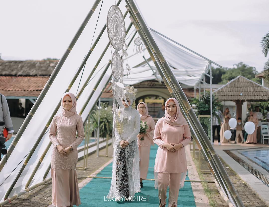 15 Ide Wedding Gate Tema Rustic di Dalam atau Luar Ruangan. Dijamin ...