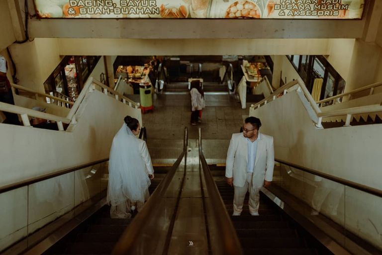 13+ Ide Pose Prewedding Keren di Tangga