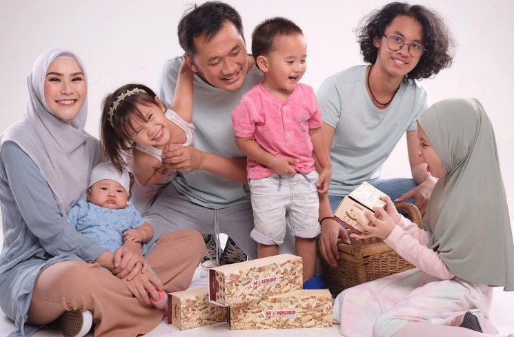 7 Artis yang Punya Banyak Anak. Serunya Pasti Berlipat Ganda!