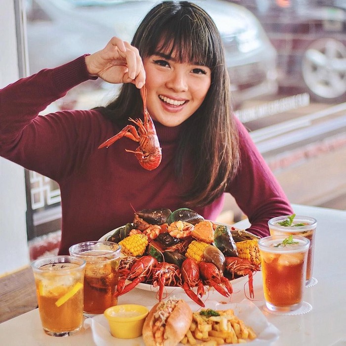 10 Food Vlogger Cewek di Indonesia yang Hobi Makan Banyak tapi Tetap ...