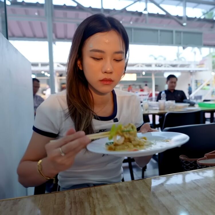 10 Food Vlogger Cewek di Indonesia yang Hobi Makan Banyak tapi Tetap ...