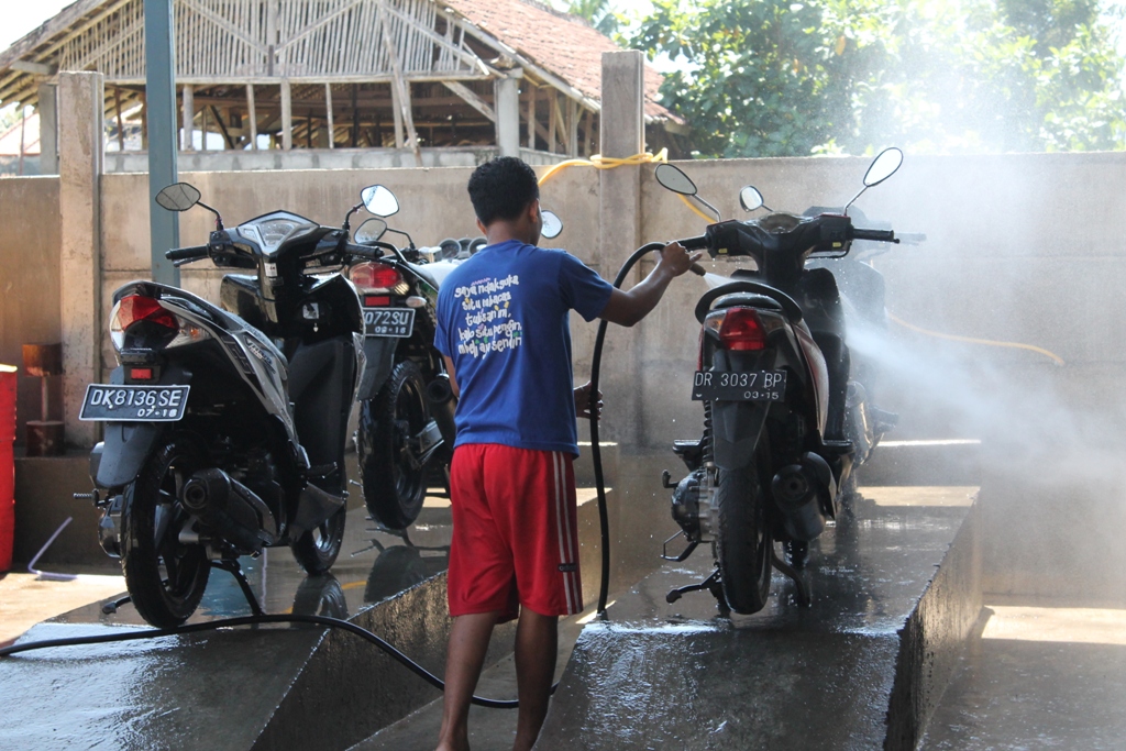 Tips Cuci Motor Sendiri yang Benar & Bikin Kinclong