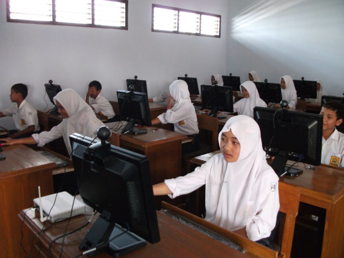 4 Kelakuan Anak Sekolah Ketika Pelajaran Komputer Tiba. Salah Satu Mata ...