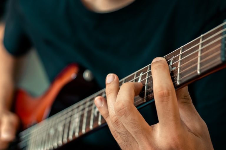 3 Cara Stem Gitar Paling Sederhana untuk Pemula