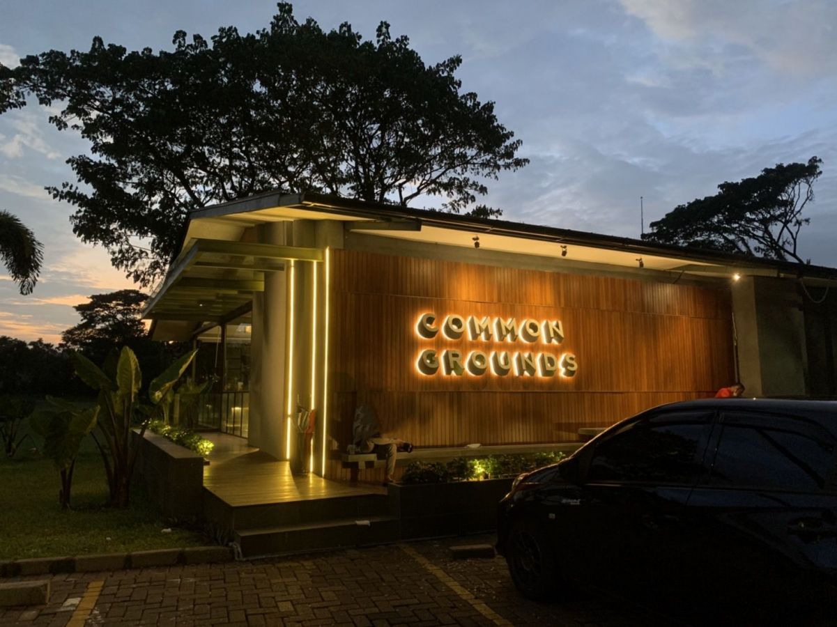 Intip Interior Cafe Golf View di Common Grounds Graha Famili, Dijamin ...