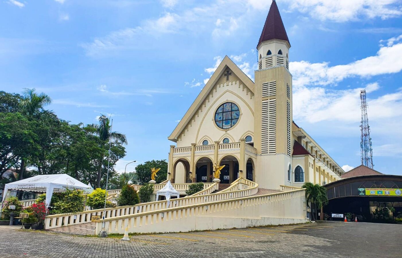 Menengok Pesona Gereja St. Yakobus Surabaya
