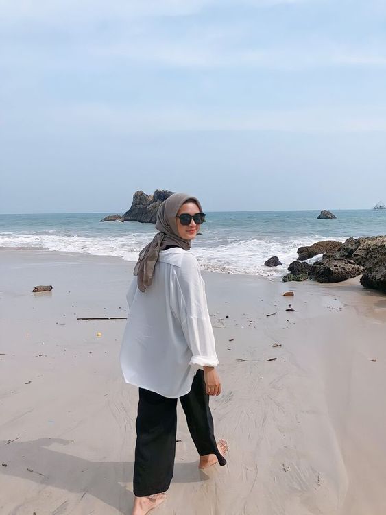 10 OOTD Pantai Hijab yang Stylish, Adem, dan Simple