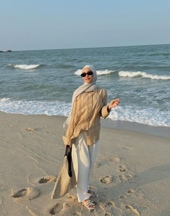 10 OOTD Pantai Hijab yang Stylish, Adem, dan Simple
