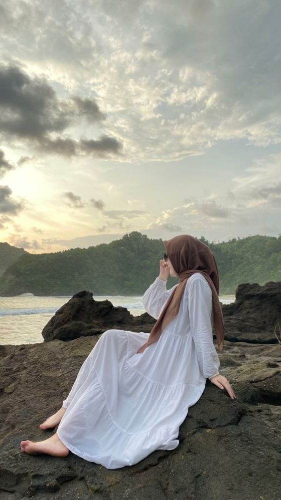 10 OOTD Pantai Hijab yang Stylish, Adem, dan Simple