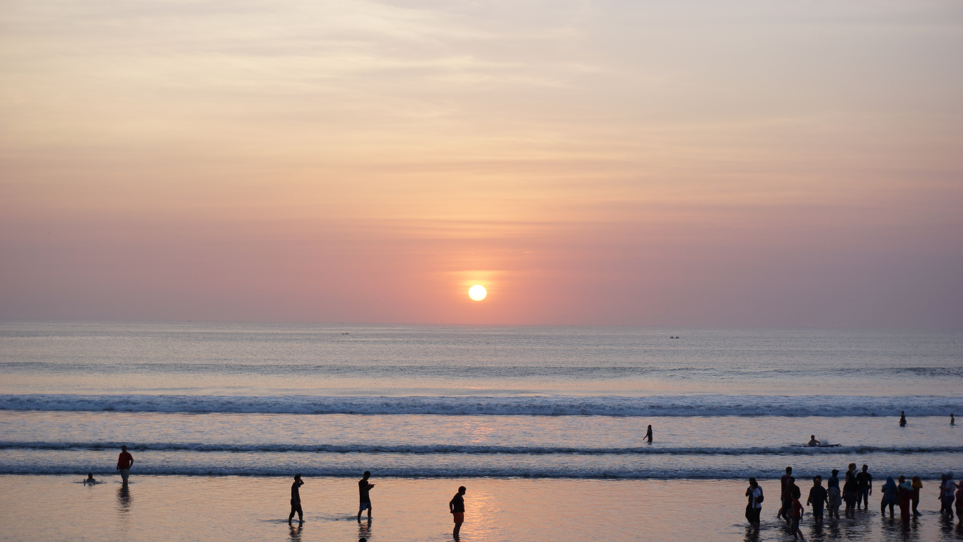 8 Pantai Sunset di Bali yang Cocok untuk Menikmati Senja, Suasananya ...