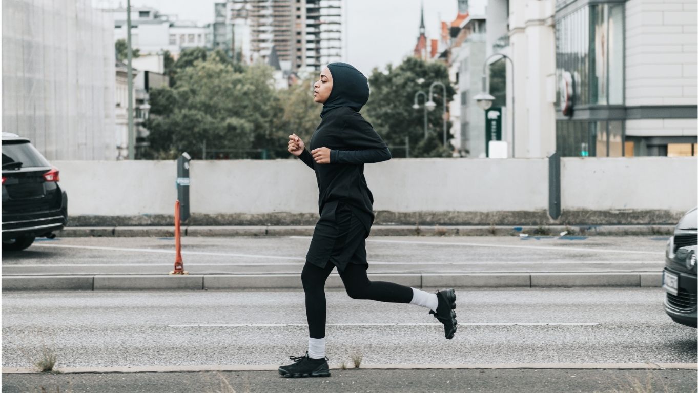 9 Inspirasi Outfit Jogging untuk Wanita Berhijab yang Nyaman dan ...