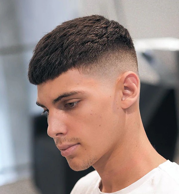 5 Model Rambut Pria Pendek Ini Bakal Bikin Kamu Tampil Rapi dan Lebih Maskulin!